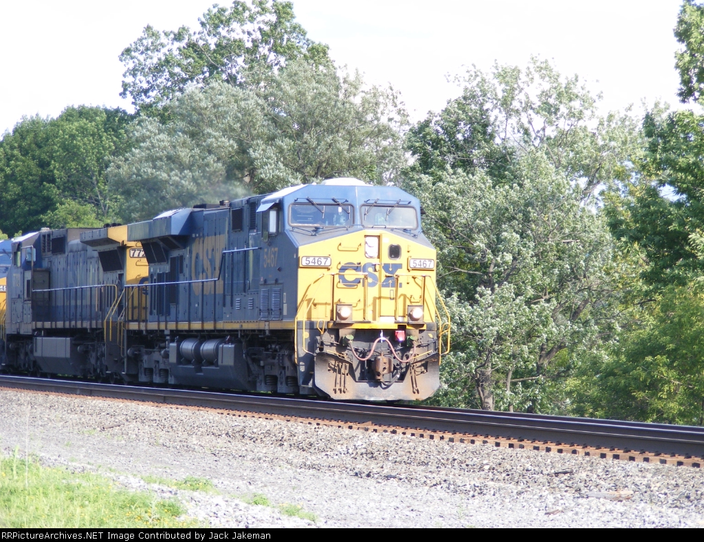 CSX 5467 leads a mixed freight train westbound on track 2.